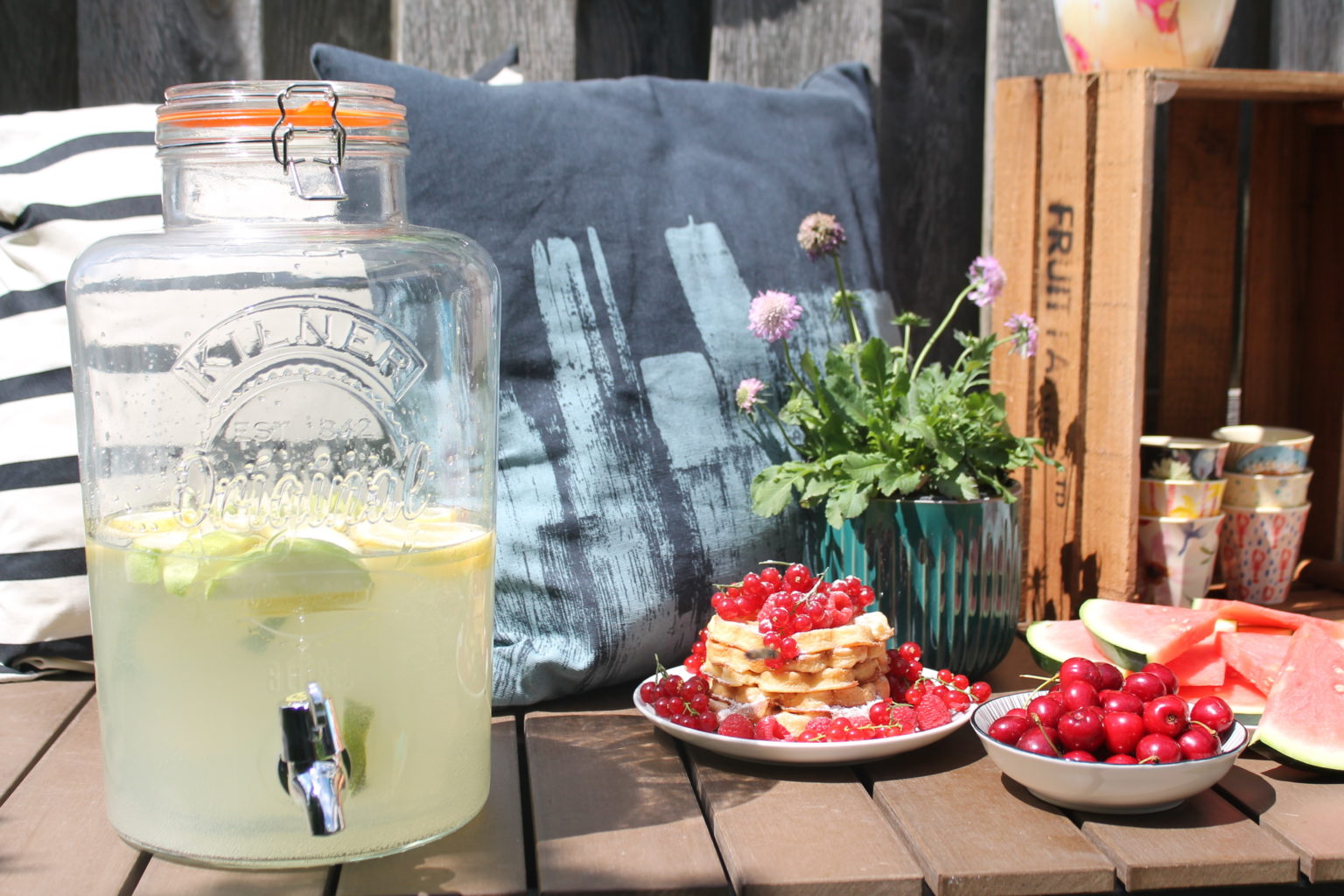 Selbstgemachte Zitronenlimo für einen Tag im Garten - Jules kleine Freuden